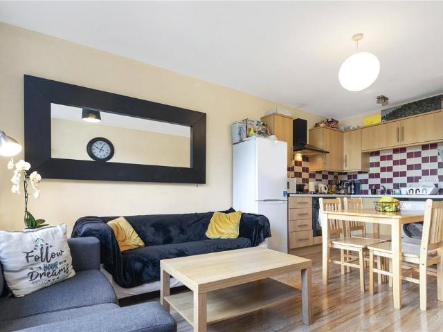 Old Barrowfield, London, E15 2 bed flat to rent £1,750 pcm £404 pw