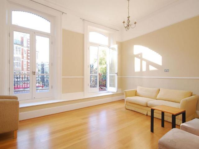 Old Brompton Road, Earls Court. 2 bed flat to rent £3,510 pcm £810 pw