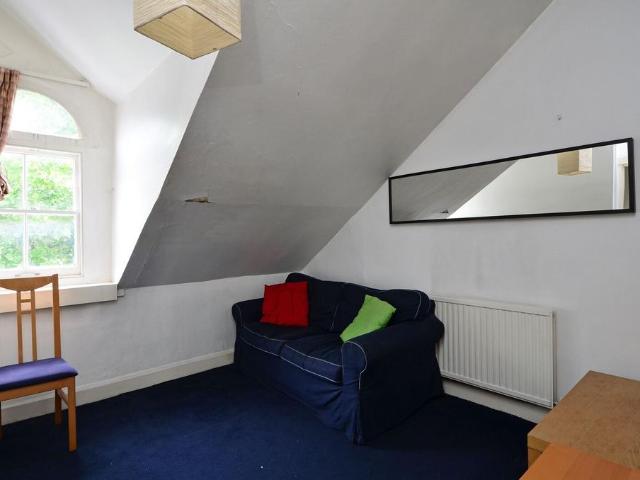 Old Brompton Road, Earls Court. 2 bed flat to rent £2,145 pcm £495 pw