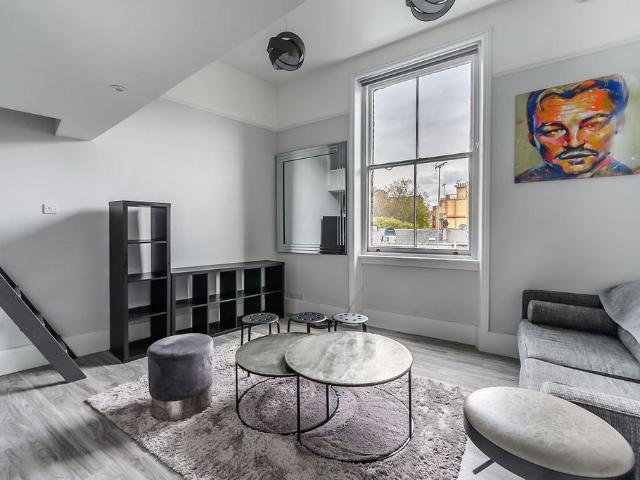 Old Brompton Road, Earls Court. Studio to rent £1,950 pcm £450 pw