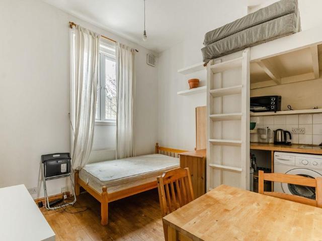 Old Brompton road, Earls Court. Studio to rent £3,879 pcm £895 pw