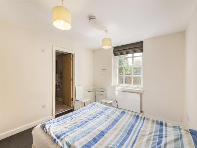 Old Brompton Road, South Kensington. Studio to rent £1,516 pcm £350 pw