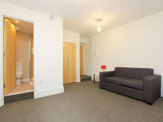 Old Brompton Road, South Kensington. Studio to rent £1,625 pcm £375 pw