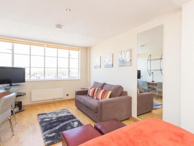 Old Brompton Road, South Kensington. Studio to rent £3,337 pcm £770 pw