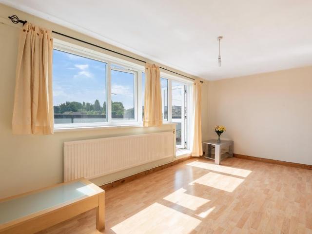 Old Farm Road, East Finchley, London, N2 2 bed flat to rent £2,280 pcm £526 pw