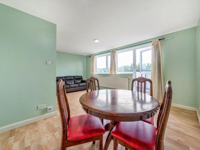 Old Farm Road, London N2, 2 bed flat to rent, £2,280 pcm | PrimeLocation
