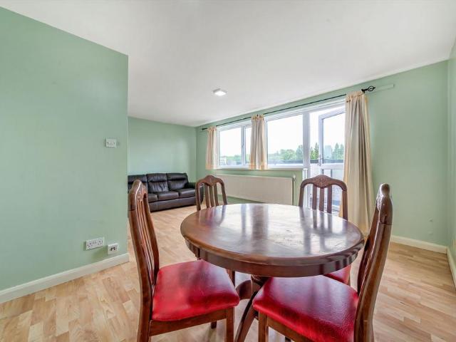 Old Farm Road, London N2 2 bed flat to rent £2,280 pcm £526 pw