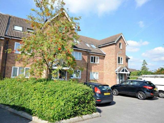 Old Fives Court, Burnham SL1, 1 bed flat to rent, £1,000 pcm | PrimeLocation