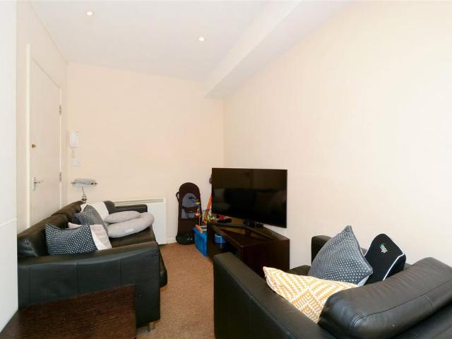 Old Kent Road, London 2 bed flat to rent £1,900 pcm £438 pw