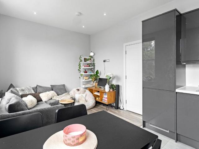 Old Kent Road, London SE1, 3 bed flat to rent, £3,300 pcm | PrimeLocation