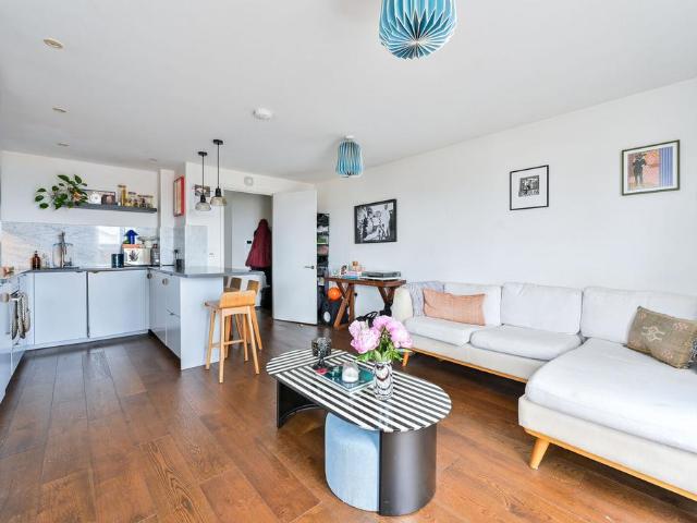 Old Kent Road, Peckham, London, SE15 2 bed flat to rent £2,000 pcm £462 pw