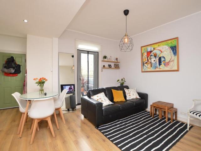 Old Kent Road Peckham SE15 2 bed flat to rent £1,900 pcm £438 pw