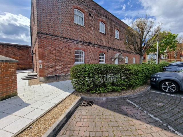Old Infirmary House, Portsmouth, PO1 2 bed ground floor flat to rent £1,450 pcm £335 pw