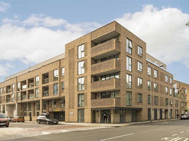 Old Jamaica Road, London SE16 2 bed flat to rent £2,900 pcm £669 pw