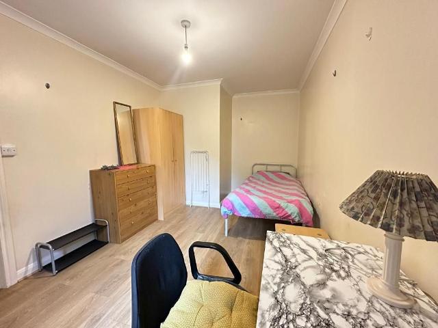 Old Oak Common Lane, London W3, Room to rent, £800 pcm | PrimeLocation