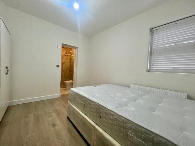 Old Oak Road, East Acton, London W3, Room to rent, £1,050 pcm | PrimeLocation