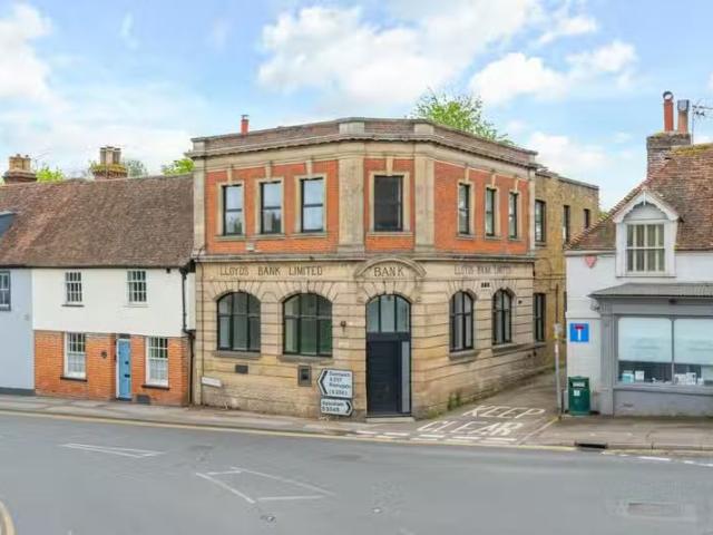 Old Lloyds Bank, High Street, Wingham 2 bed apartment to rent.