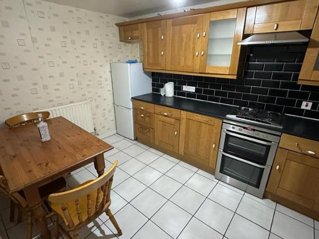 Old Manor Road, Southall, UB2 3 bed terraced house to rent £2,350 pcm £542 pw