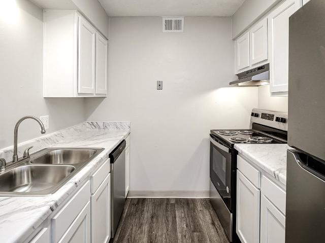 Old Mill Apartments 3 Bedroom Apartment for Rent at 10905 N Mill Ct, Omaha, NE 68154