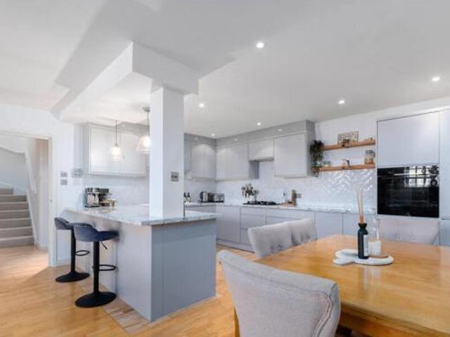 Old School Square, London, 2 Bedroom Flat