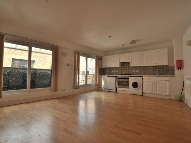 Old Street, London EC1 2 bed flat to rent £2,500 pcm £577 pw