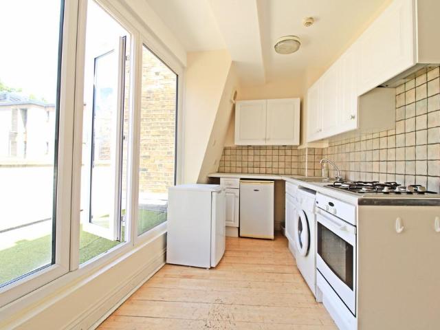 Old Street, London EC1 2 bed flat to rent £2,550 pcm £588 pw