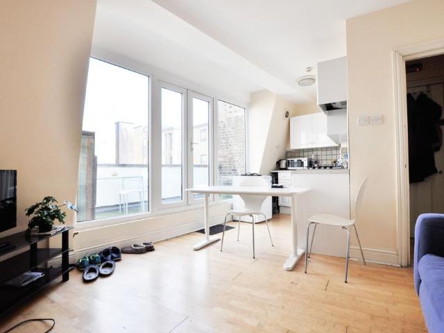 Old Street, London EC1 2 bed flat to rent £2,550 pcm £588 pw