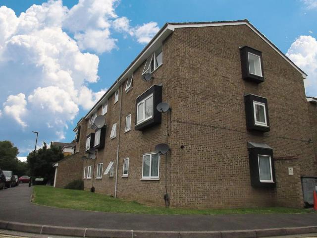Old Park Mews, Heston, TW5 2 bed flat to rent £1,750 pcm £404 pw