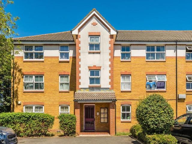 Old Park Mews, Hounslow TW5 2 bed flat to rent £1,900 pcm £438 pw