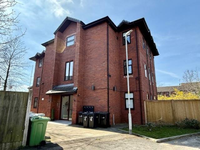 Old Road, Wilmslow SK9, 2 bed flat to rent, £1,300 pcm | PrimeLocation