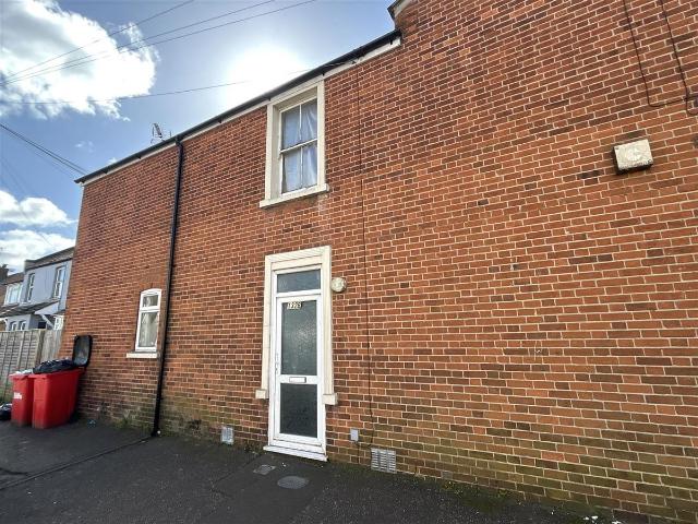 Old Road, Clacton On Sea CO15, 1 bed maisonette to rent, £700 pcm | PrimeLocation