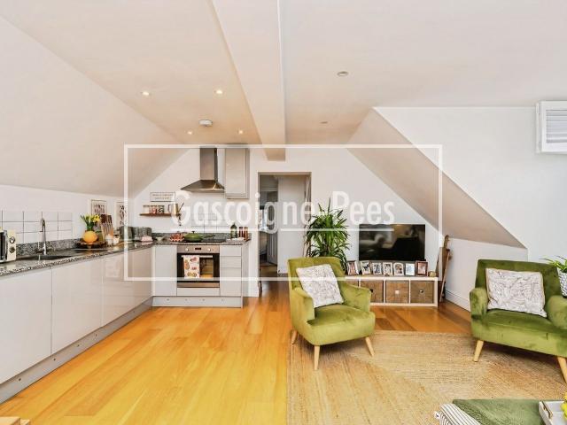 Old Woking Road, West Byfleet KT14, 2 bed flat to rent, £1,500 pcm | PrimeLocation