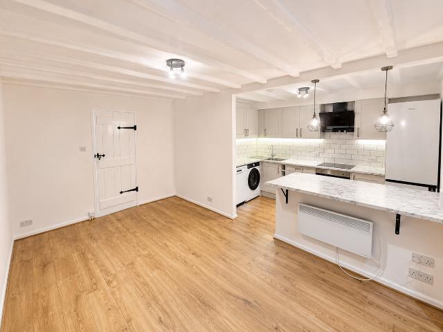 Old Watery Lane, Wooburn Green HP10, 2 bed flat to rent, £1,500 pcm | PrimeLocation