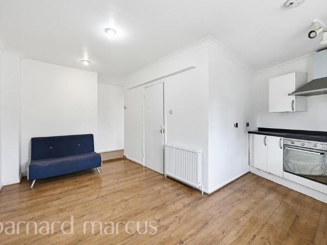 Old Town, CROYDON 3 bed flat to rent £1,900 pcm £438 pw