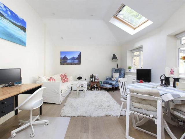 Old Town, London SW4 1 bed mews to rent £2,400 pcm £554 pw