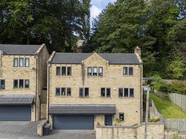 Old Turnpike, Honley, 4 Bedroom Detached