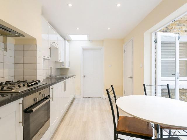 Old York Road, London SW18, 2 bed flat to rent, £2,500 pcm | PrimeLocation