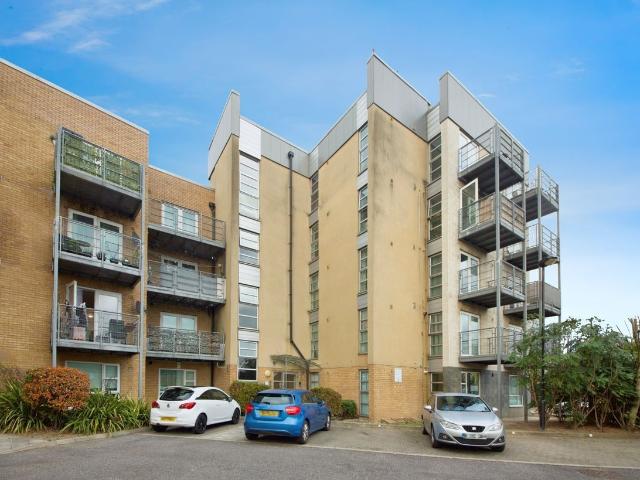 Oldchurch Road, Romford RM7, 2 bed flat to rent, £1,750 pcm | PrimeLocation