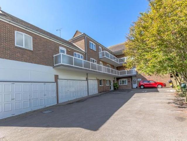 Olde Place Court, The Green. 1 bed flat to rent £1,095 pcm £253 pw