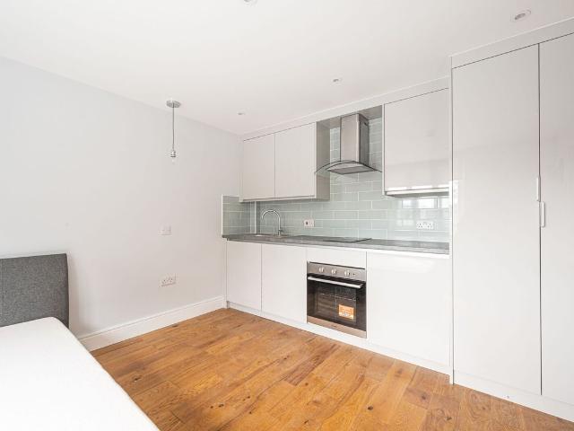 Oldfield Lane North, Greenford UB6, Studio to rent, £1,250 pcm | PrimeLocation
