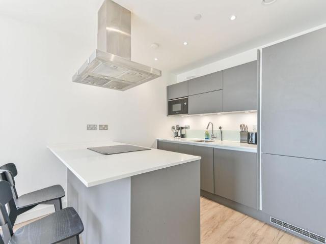 Oldfield Lane North, UB6, Greenford, UB6 3 bed flat to rent £2,500 pcm £577 pw