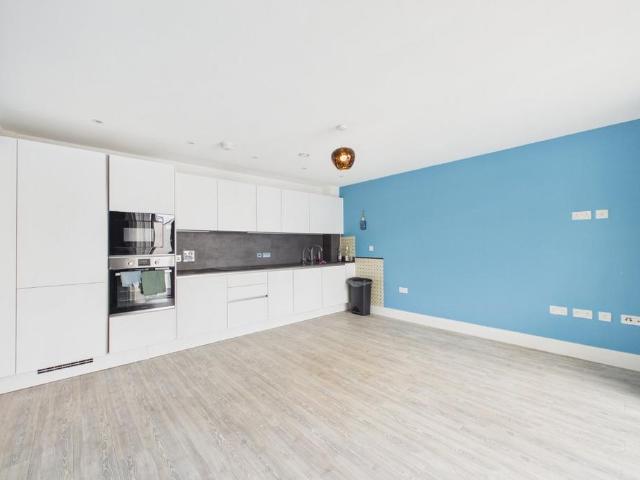 Oldfield Road, Maidenhead, Berkshire. 1 bed flat to rent £1,450 pcm £335 pw