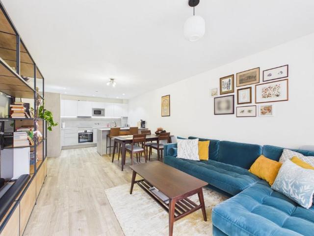 Oldfield Road, Maidenhead, Berkshire. 2 bed flat to rent £1,850 pcm £427 pw