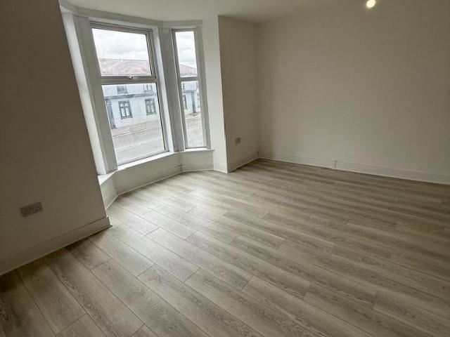 Oldham Road, Manchester M40 4 bed flat to rent £1,495 pcm £345 pw