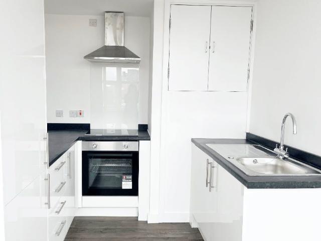 Oldham Road, Manchester M40, Room to rent, £875 pcm | PrimeLocation