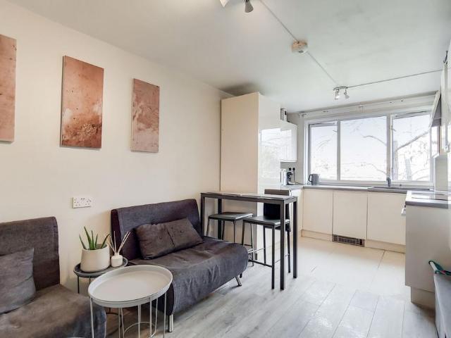 O'Leary Square, Stepney, London, E1 2 bed flat to rent £3,000 pcm £692 pw