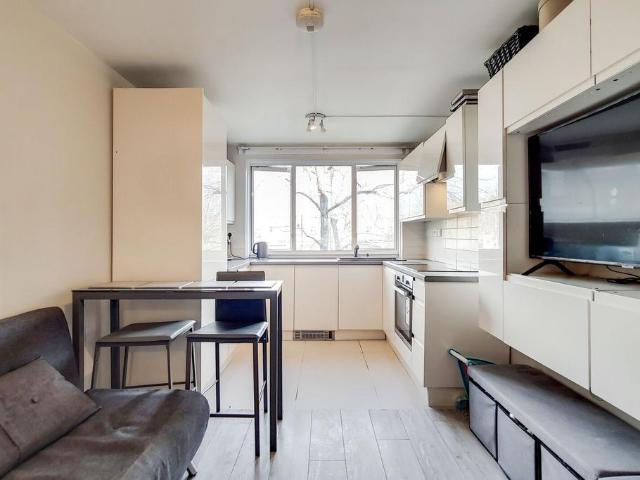 O'Leary Square, Stepney, London, E1 2 bed flat to rent £3,000 pcm £692 pw