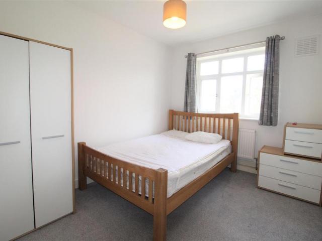 Olive tree house, Sharath street, London 3 bed flat to rent £2,700 pcm £623 pw