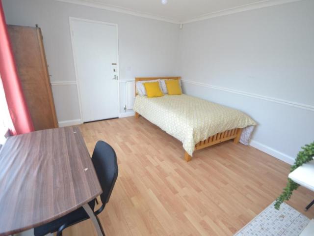 Oliver Close, Nottingham NG7 4 bed detached house to rent £1,993 pcm £460 pw