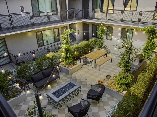 Ollie on Ogden Studio Apartment for Rent at 939 N Ogden Dr, West Hollywood, CA 90046 West Hollywood